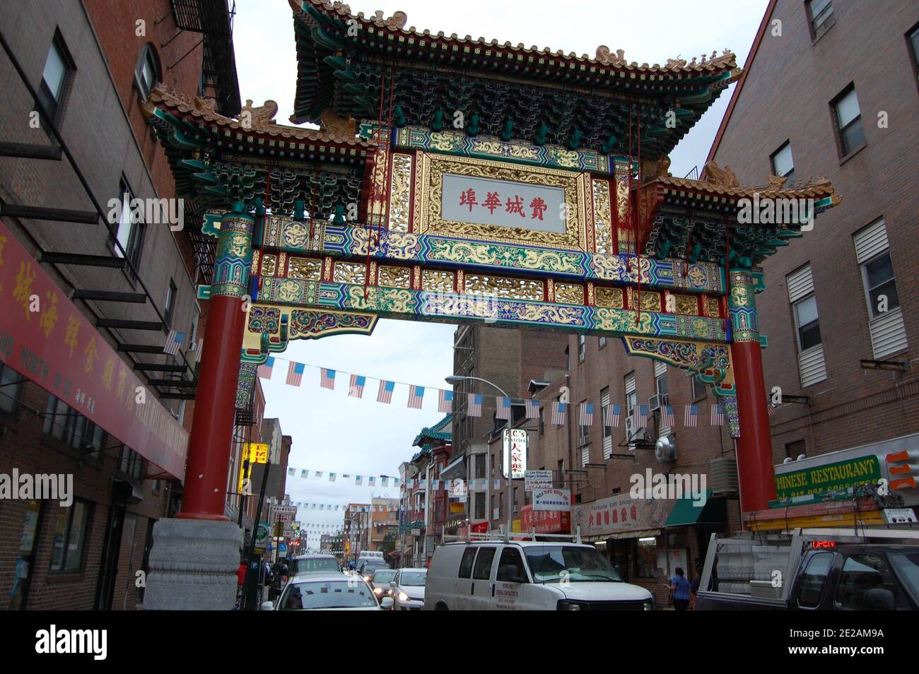 Philadelphia china town gate -Fotos und -Bildmaterial in hoher ...