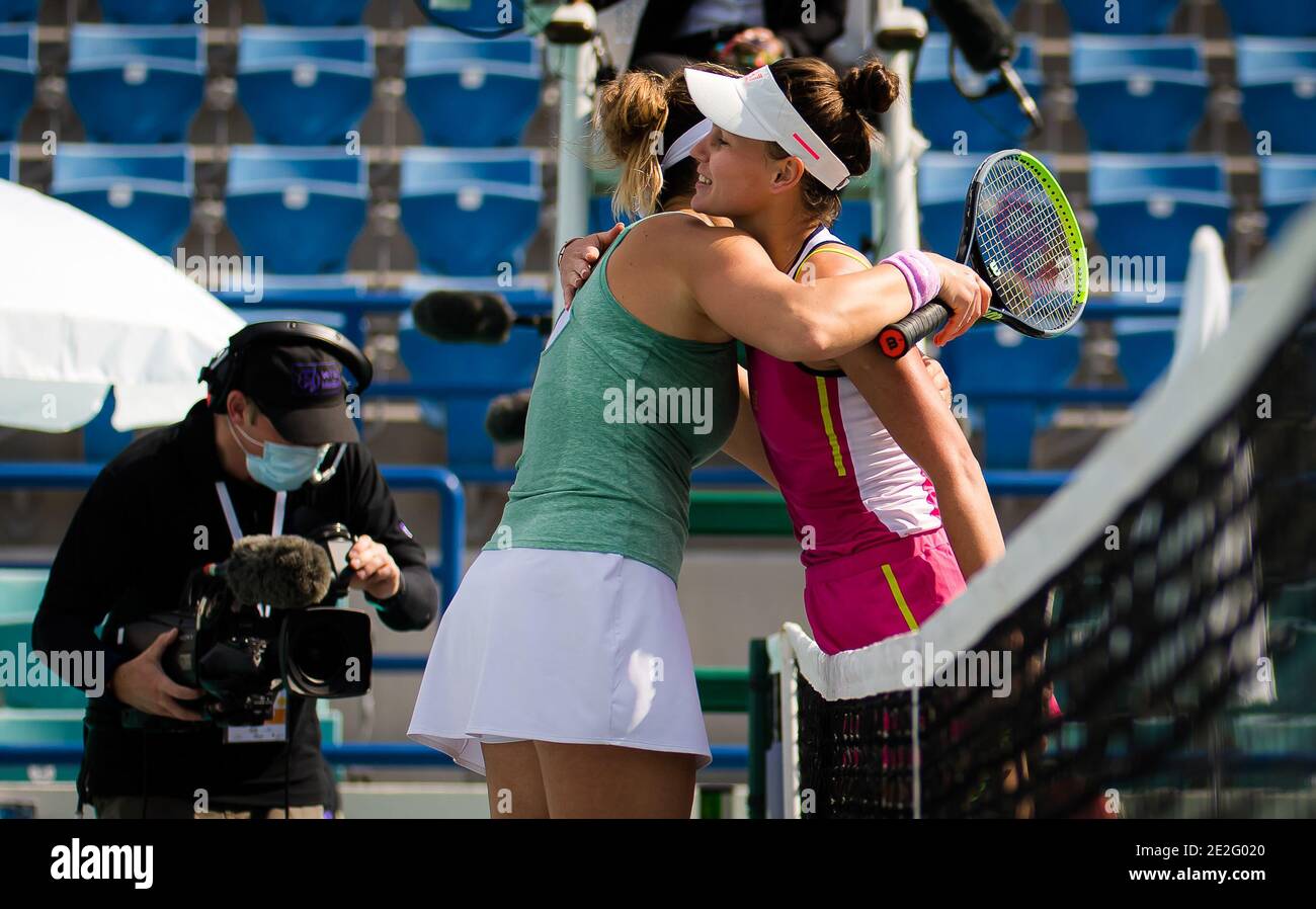 Aryna Sabalenka aus Weißrussland und Veronika Kudermetova aus Russland am Netz nach dem Finale ...