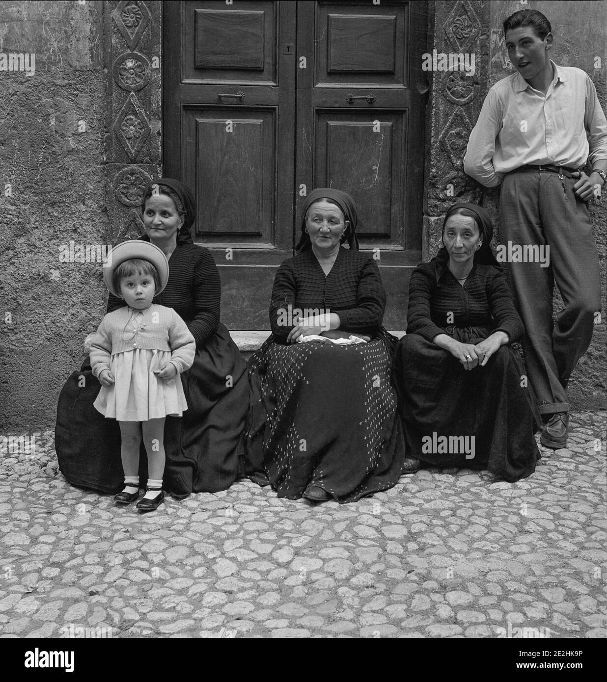 Italienische Generationen posieren für die Kamera nach dem Zweiten ...