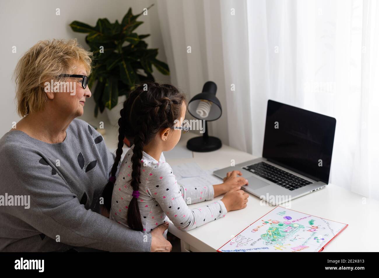 Old and young people laptop cartoon -Fotos und -Bildmaterial in hoher Auflösung – Alamy