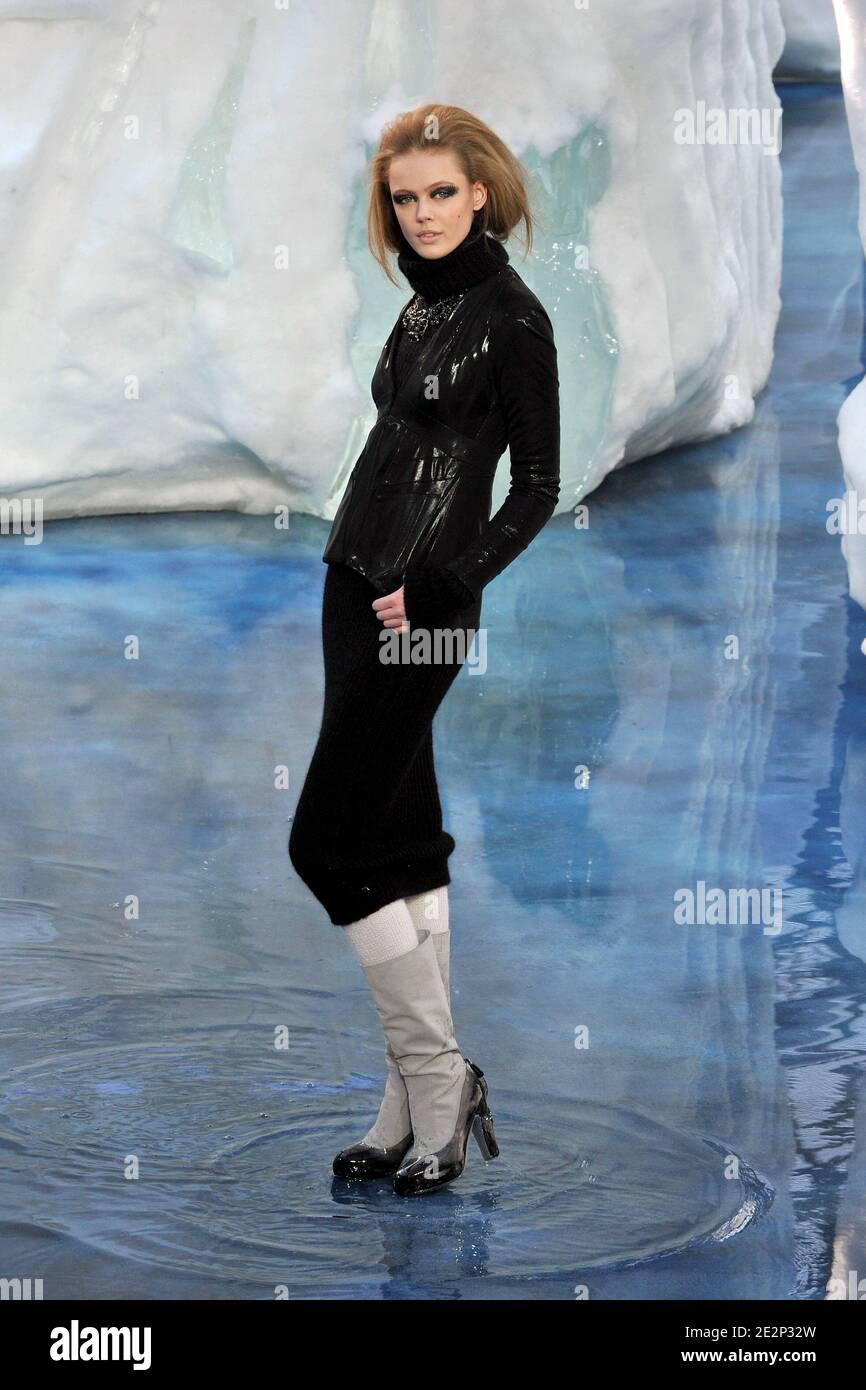 Modell Frida Gustavsson zeigt eine Kreation des Designers Karl ...