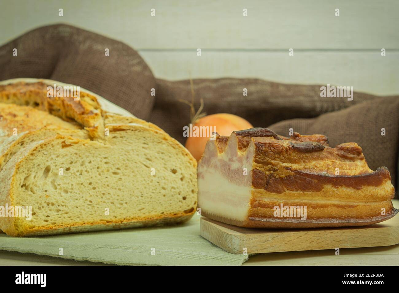 Hausgemachtes Brot im Ofen ist einfach und lecker. Food Banner für Text ...