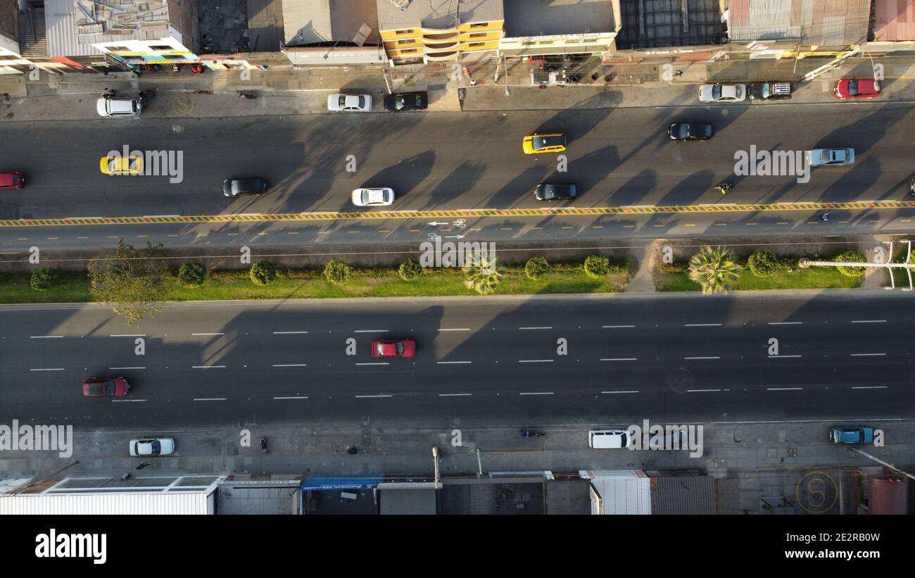 Radweg und Autobahn zusammen in Lima - Peru, mit einer Drohne genommen ...
