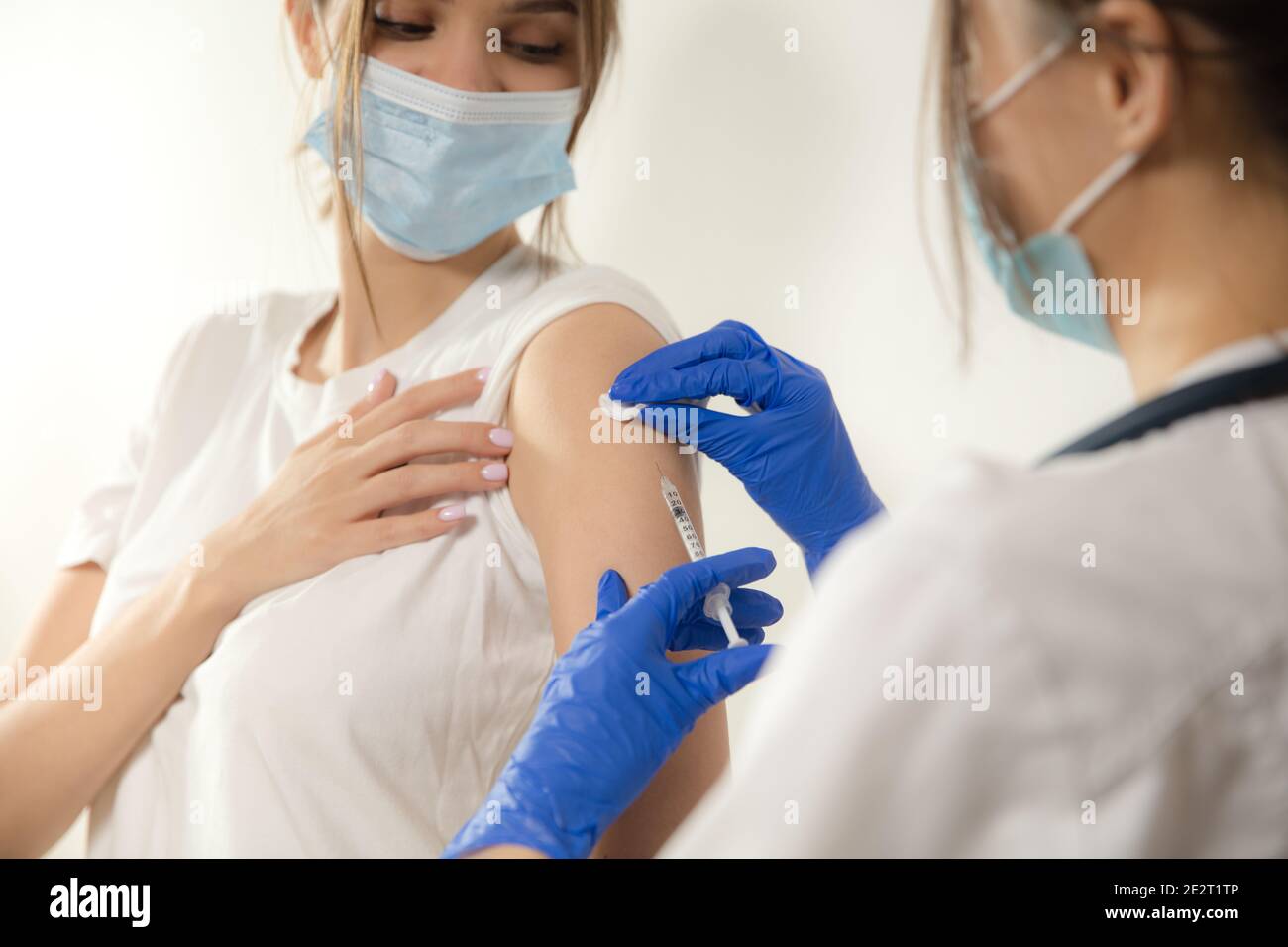 Testen. Nahaufnahme Arzt oder Krankenschwester, die den Patienten mit ...