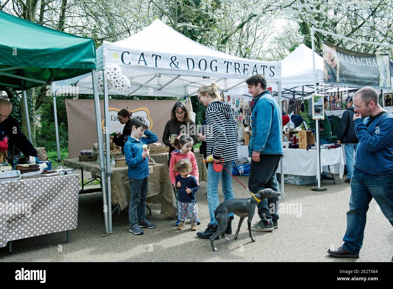 Menschen Familie mit Kindern und Hund vor der Katze & Dogs Treats Stand ...