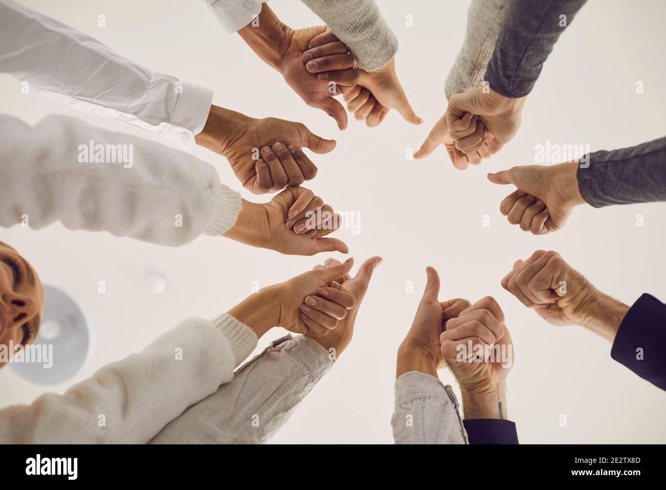 Gruppe von Menschen, die Daumen nach oben zeigen, Erfolg feiern oder ...