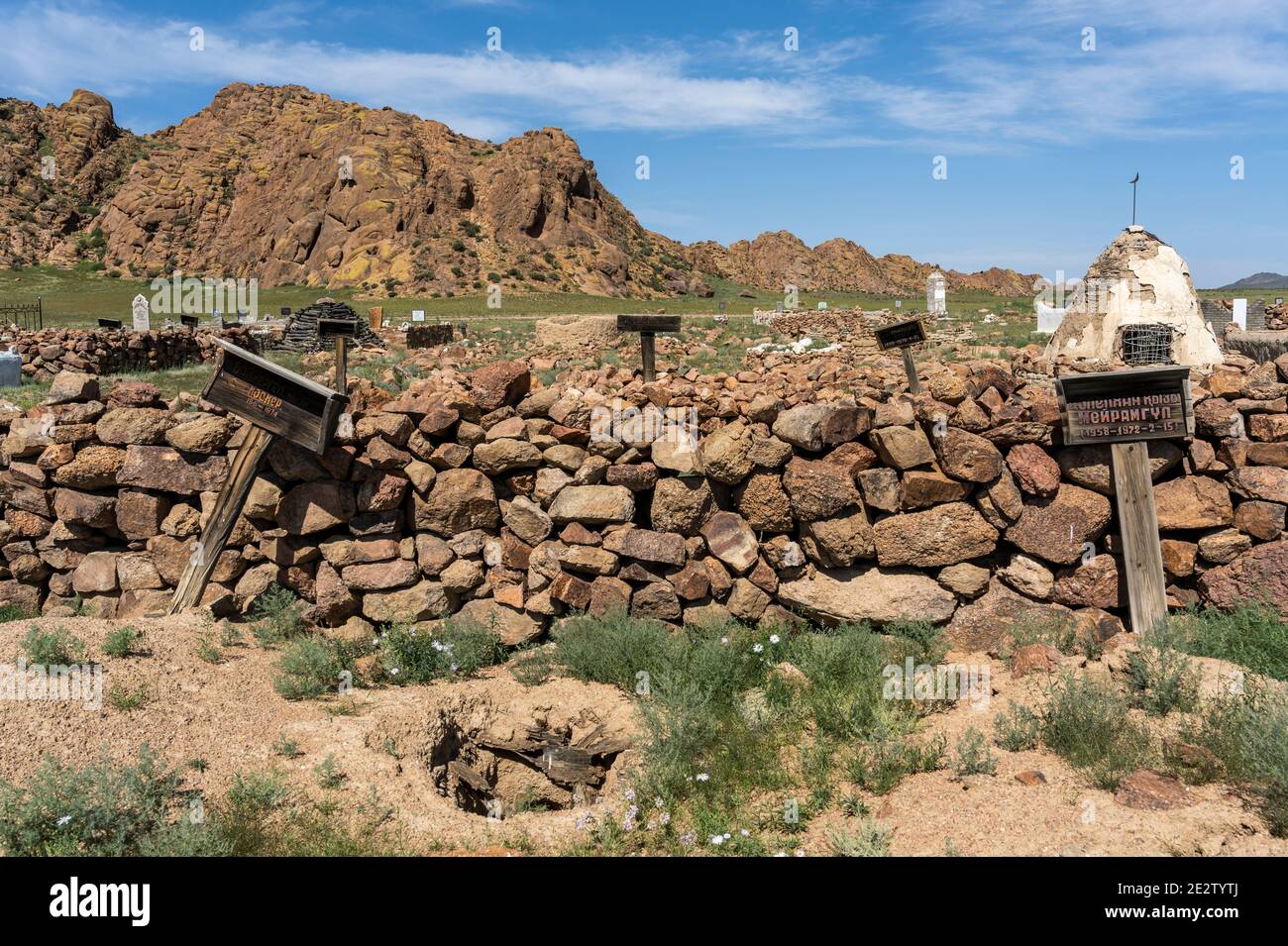 Bayan Olgi, Mongolei, 5. August 2019: Grabsteine und Friedhof in der ...