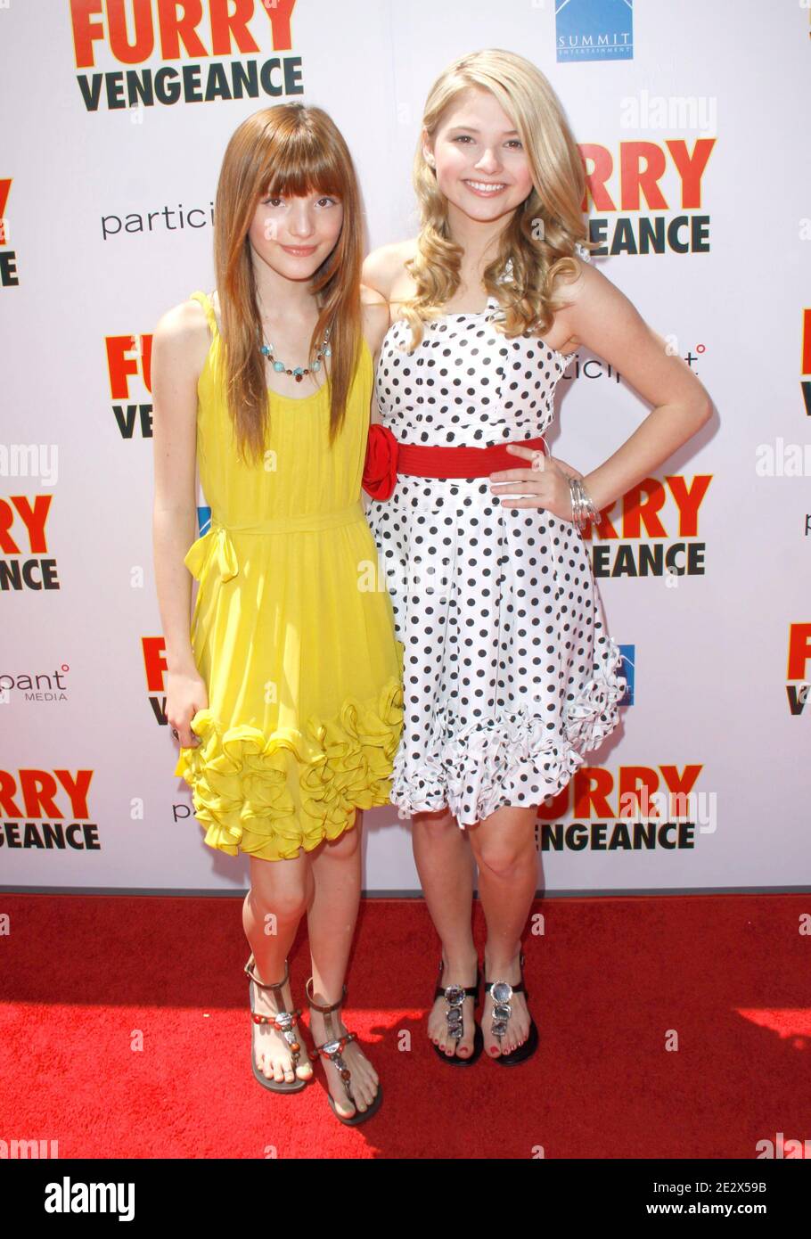 Bella Thorne Und Stefanie Scott Kommen Zur Los Angeles Premiere Von Furry Vengeance Am 18