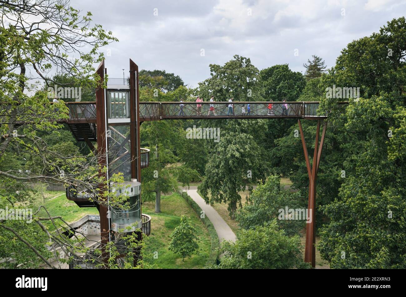 Menschen, die auf dem Treetop Walkway in den Royal Botanic Gardens, Kew ...
