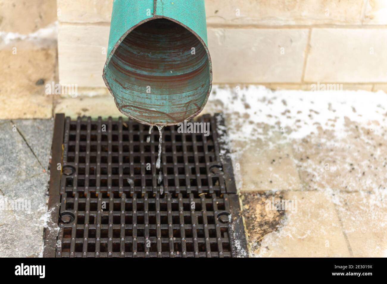 Regenwasserablauf. Dachrinne. Wasser wird aus der Rinne in das Gitter ...