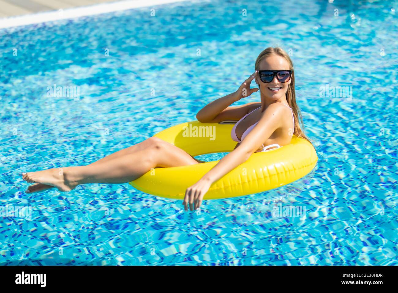 Glückliche Junge Frau Im Bikini Mit Kautschuk Aufblasbare Schwimmer Spielen Und Viel Spaß Am