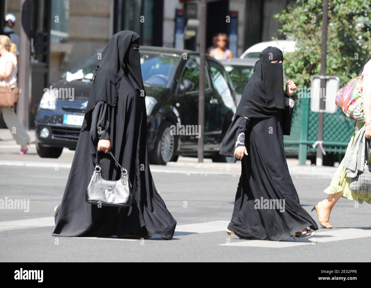 Illustration von Frauen, die einen vollständigen islamischen Schleier ...