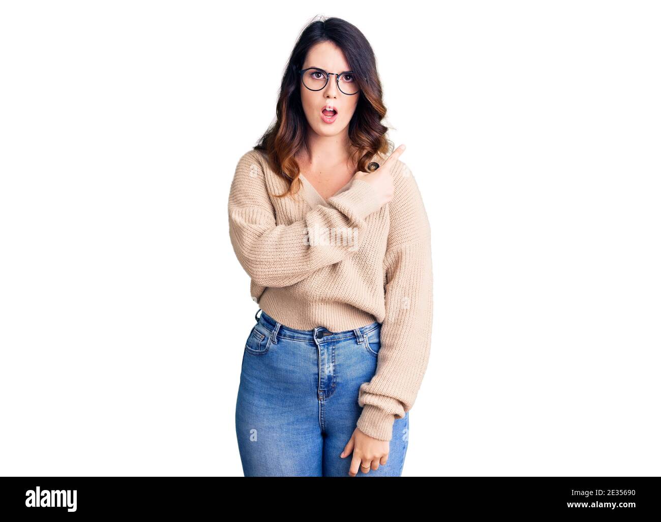 Schöne junge Brünette Frau trägt Freizeitkleidung und Brille überrascht ... Schöne junge Brünette Frau trägt Freizeitkleidung und Brille überrascht ...