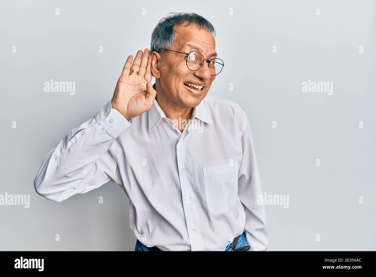 Mittelalter indischer Mann trägt lässige Kleidung und Brille lächelnd ...