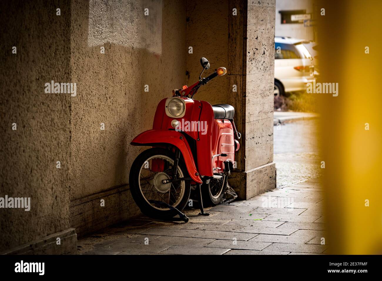 Roter Roller in der Hintergasse von berlin Stockfotografie - Alamy