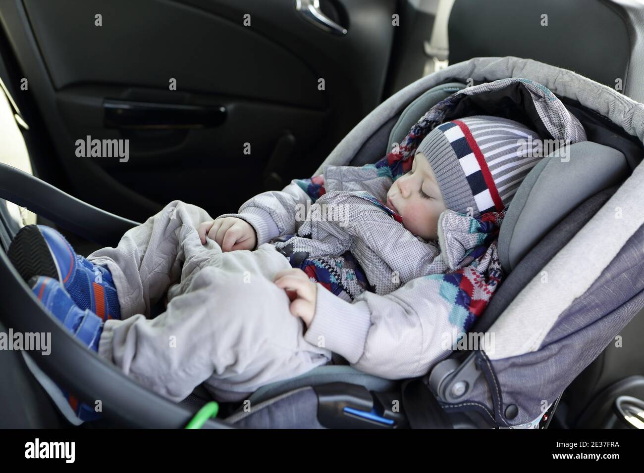 Sleeping Toddler Automobile Stockfotos und -bilder Kaufen - Alamy