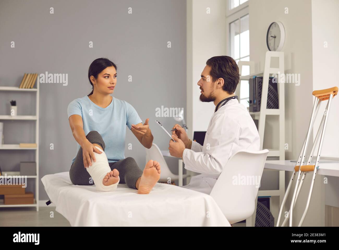 Bein gips krankenhaus mann -Fotos und -Bildmaterial in hoher Auflösung ...