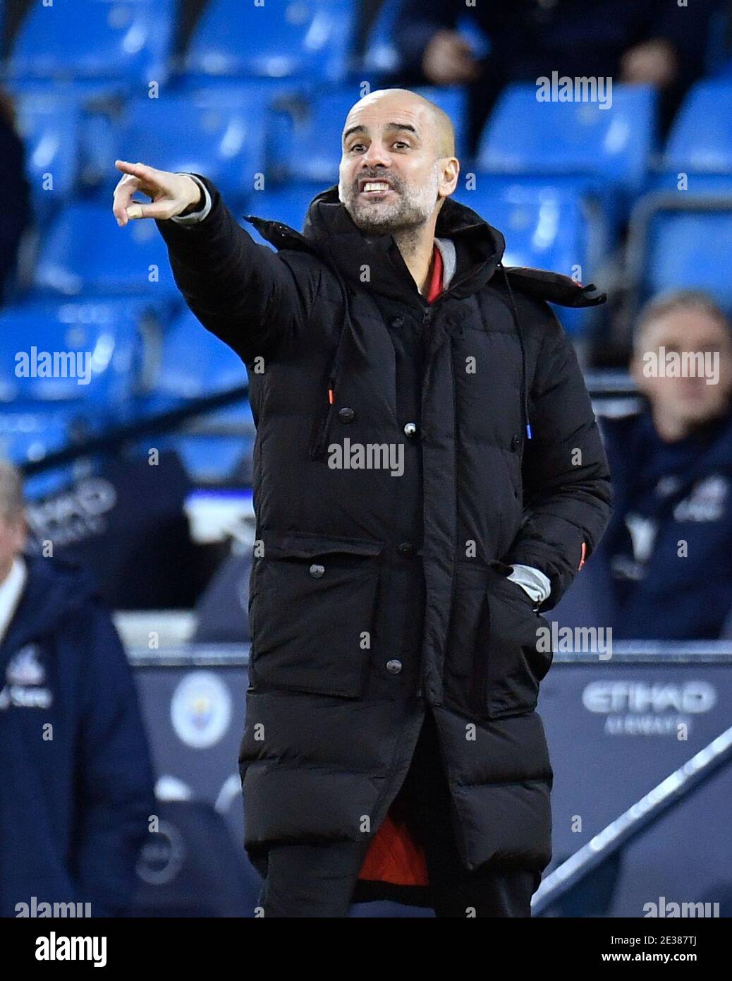 Manchester City Manager Pep Guardiola Gesten auf dem touchline während ...
