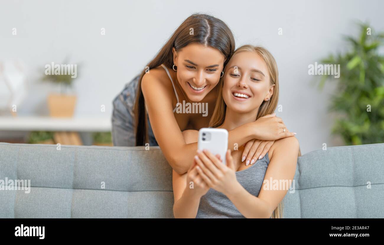 Lustige girls -Fotos und -Bildmaterial in hoher Auflösung – Alamy