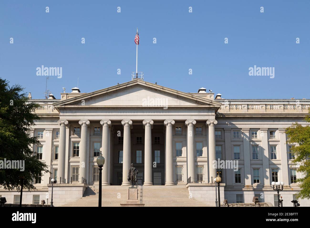 Das Treasury Building in Washington DC, USA. Eine Statue von Alexander ...