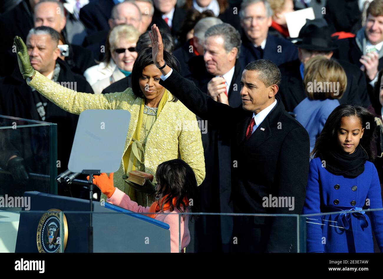 US-Präsident Barack Obama winkt mit seiner Frau Michelle und seinen ...