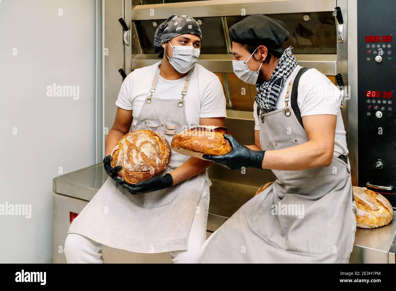 Zwei Halten Brot Stockfotos und -bilder Kaufen - Alamy