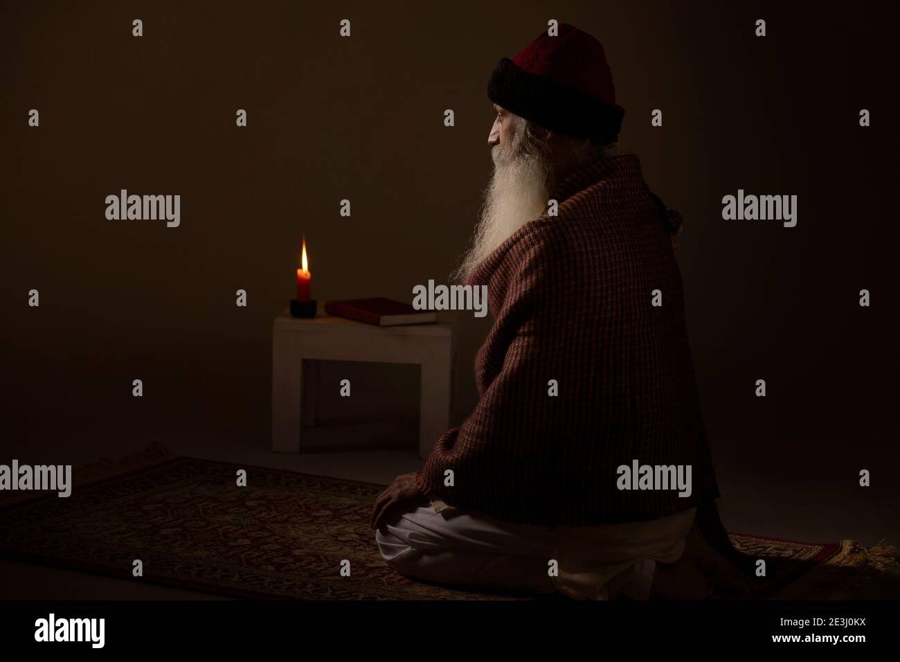 Sitzen und beten -Fotos und -Bildmaterial in hoher Auflösung – Alamy