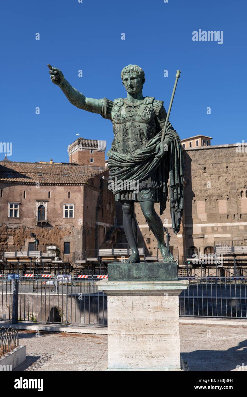 Bronzestatue des kaisers caesar augustus -Fotos und -Bildmaterial in ...