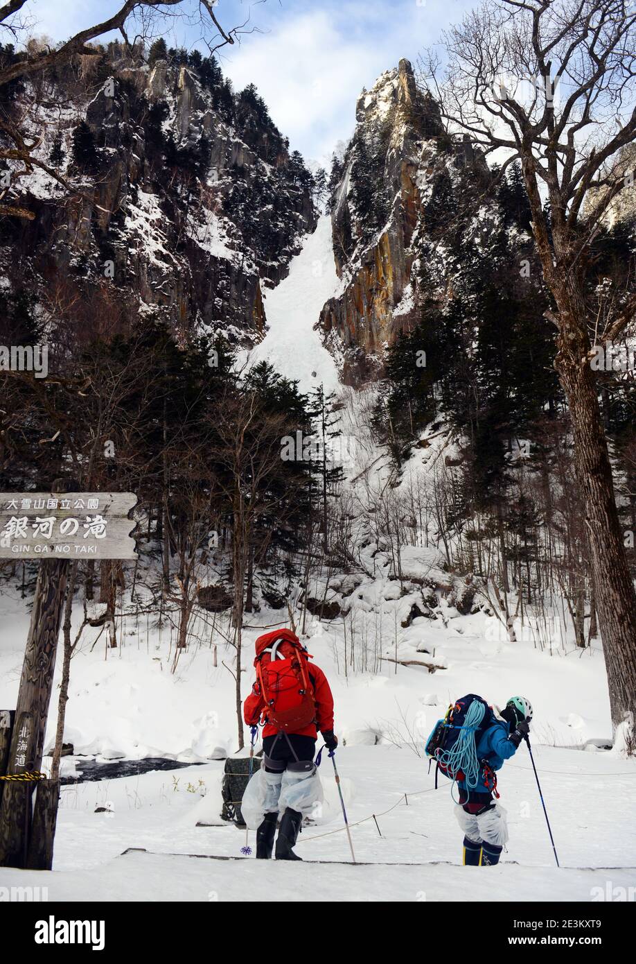 Abenteuerliche japanische Wanderer, die sich auf eine Wanderung in den ...