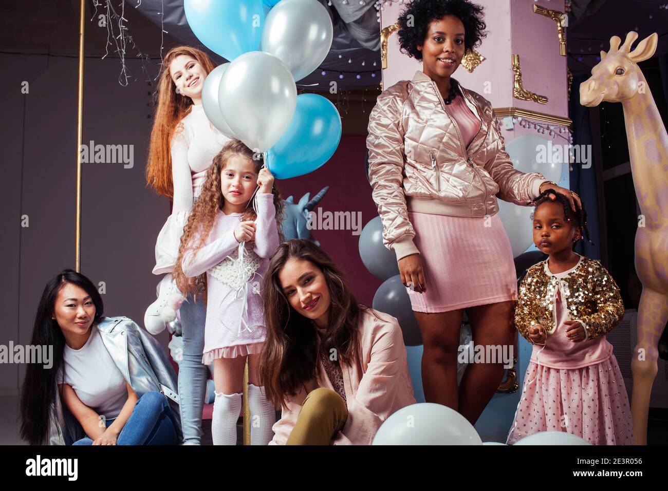 Lifestyle und Menschen Konzept: Junge hübsche Vielfalt Nationen Frau ...