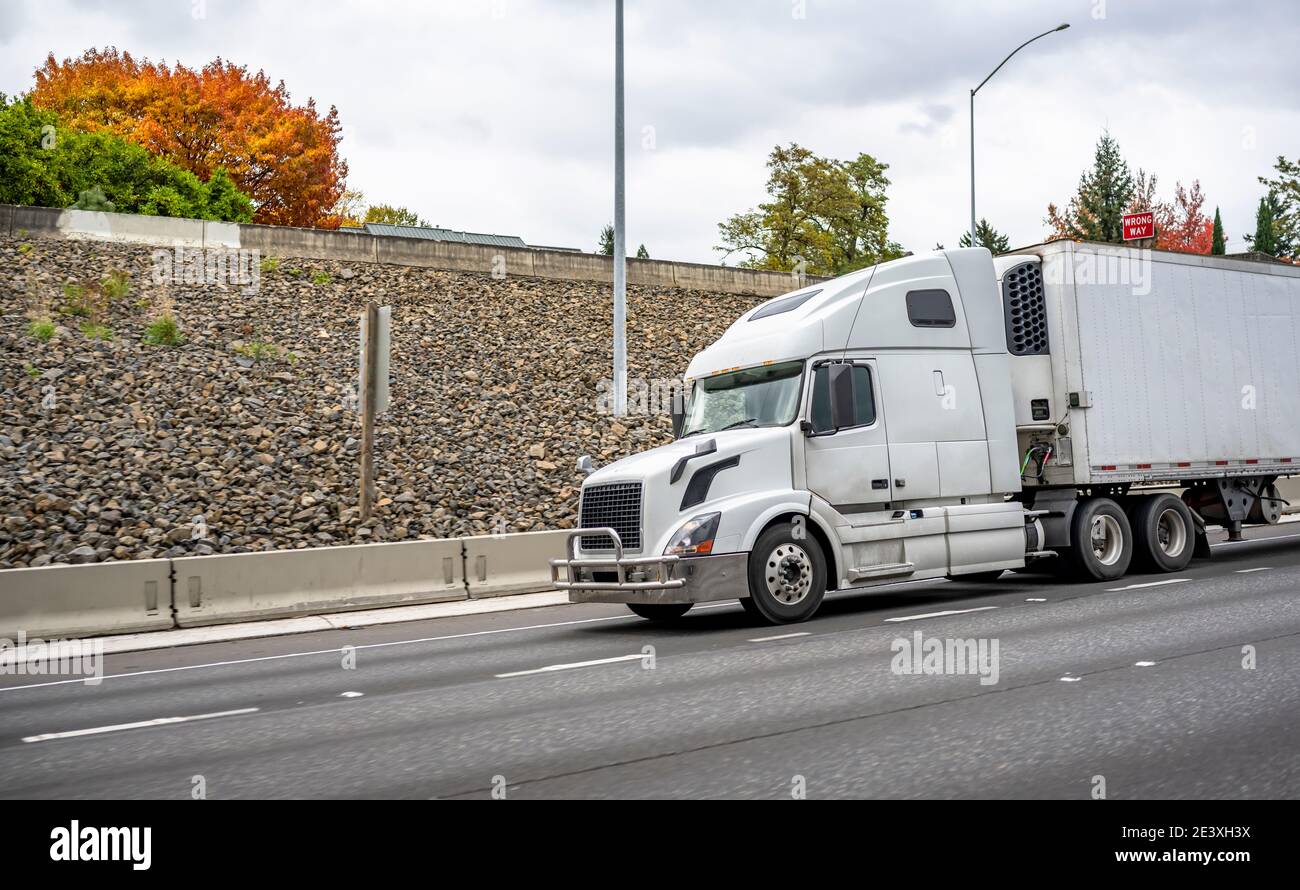 White Industrial Langstrecke großen Rig Semi-Truck mit hoch Kabine, die ...