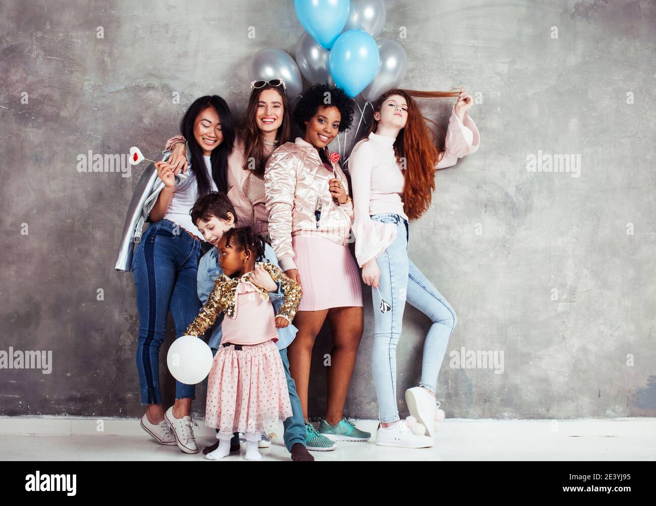 Lifestyle und Menschen Konzept: Junge hübsche Vielfalt Nationen Frau ...