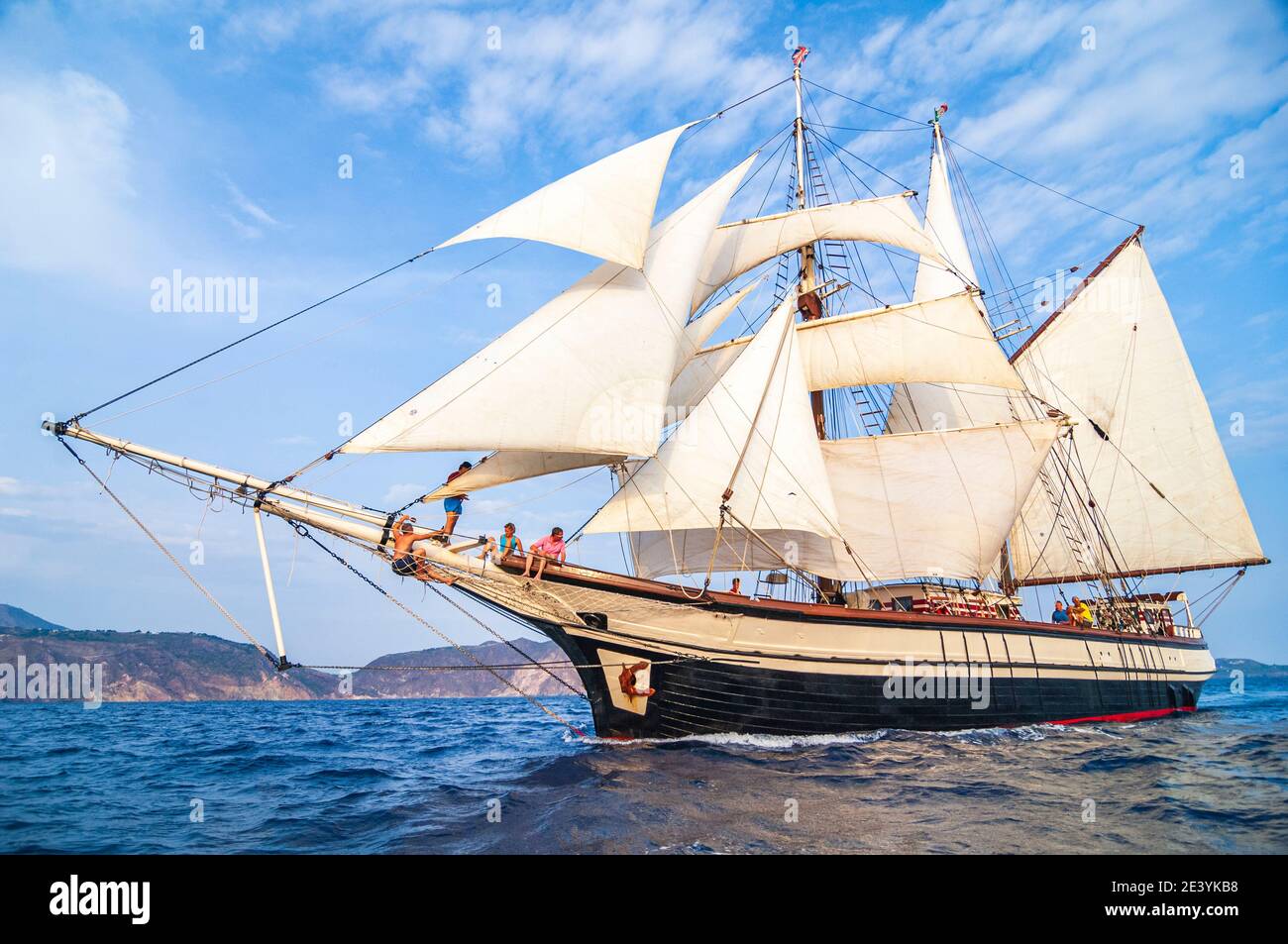 Segelschiff auf dem meer -Fotos und -Bildmaterial in hoher Auflösung – Alamy