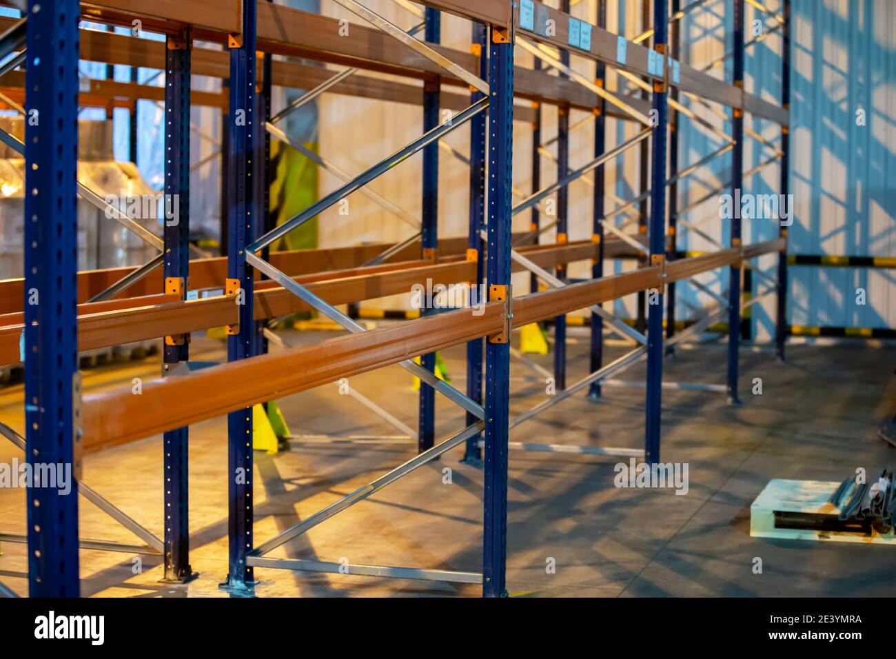 Warehouse Metal Box Stockfotos und -bilder Kaufen - Alamy