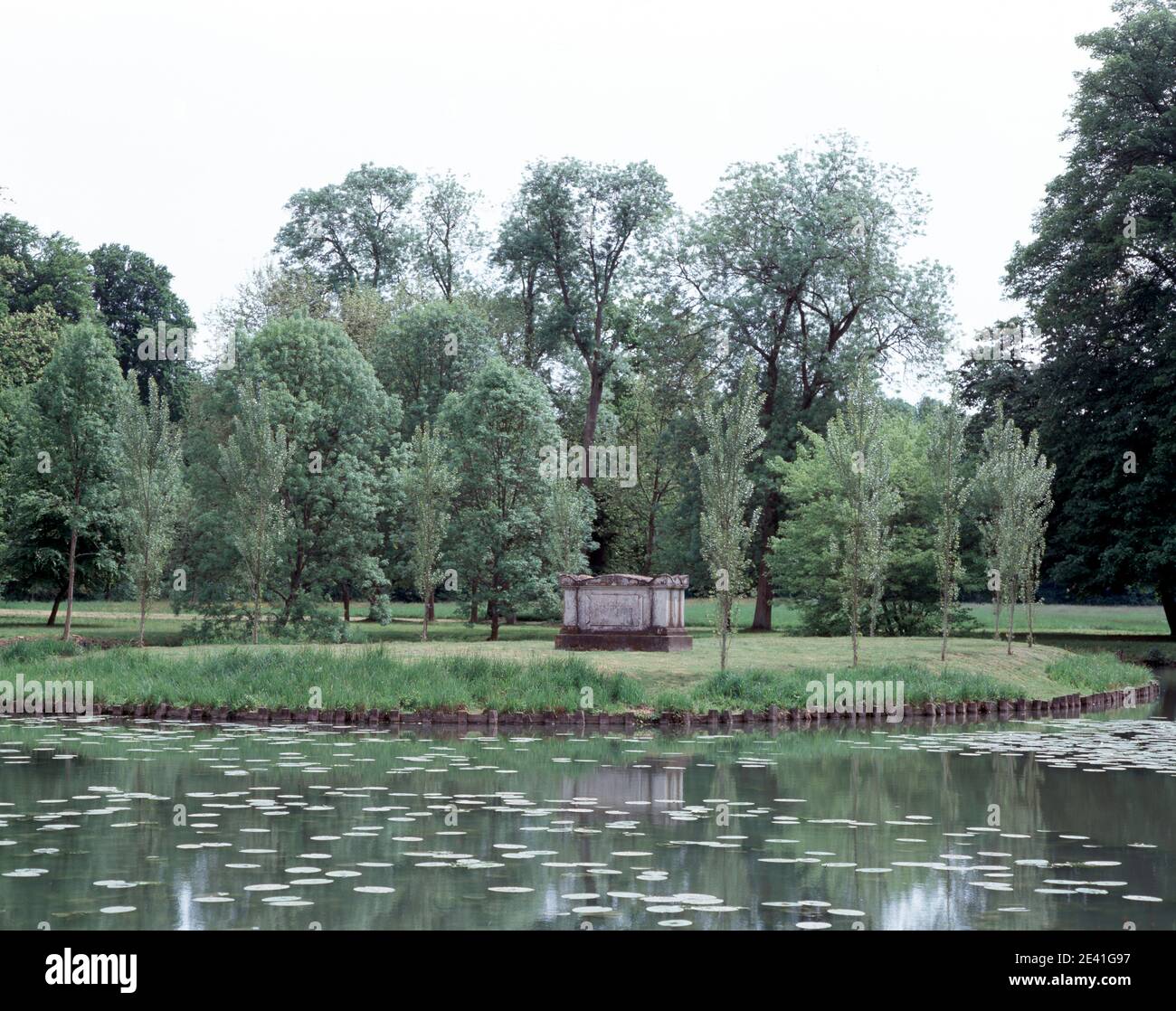 The grave of jean jacques rousseau -Fotos und -Bildmaterial in hoher ...
