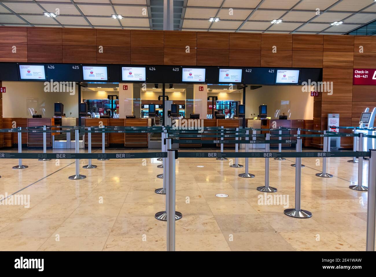 Leere Check-in-Zähler am Flughafen Berlin Brandenburg BER Flughafen ...