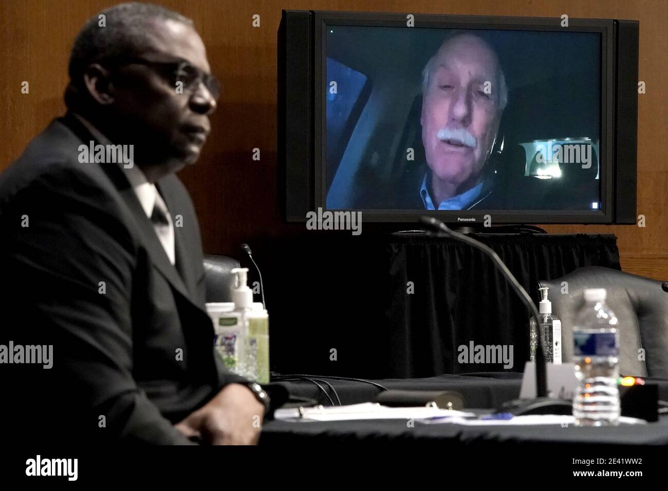 Senator Angus King (I-Maine) stellt Fragen auf dem Weg nach Washington ...