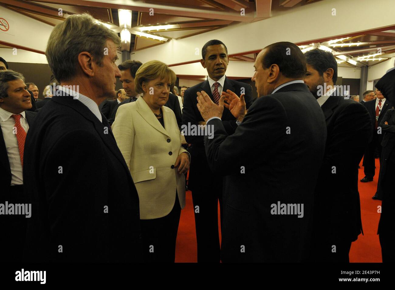Der französische Außenminister Bernard Kouchner, Bundeskanzlerin Angela ...