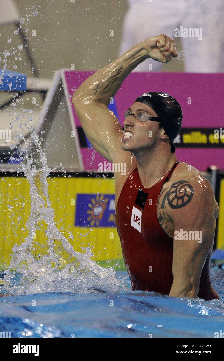 Der französische Schwimmer Frederick Bousquet feiert am 24. April 2009 ...