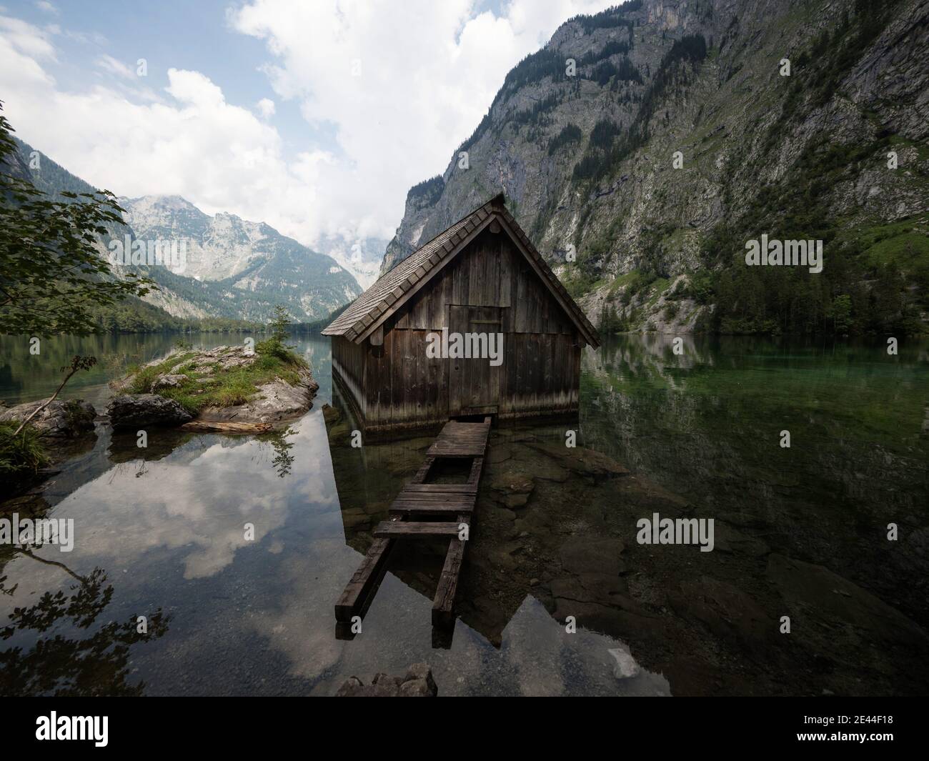 Panorama Spiegelbild Blick auf traditionelle alte hölzerne Bootshaus ...