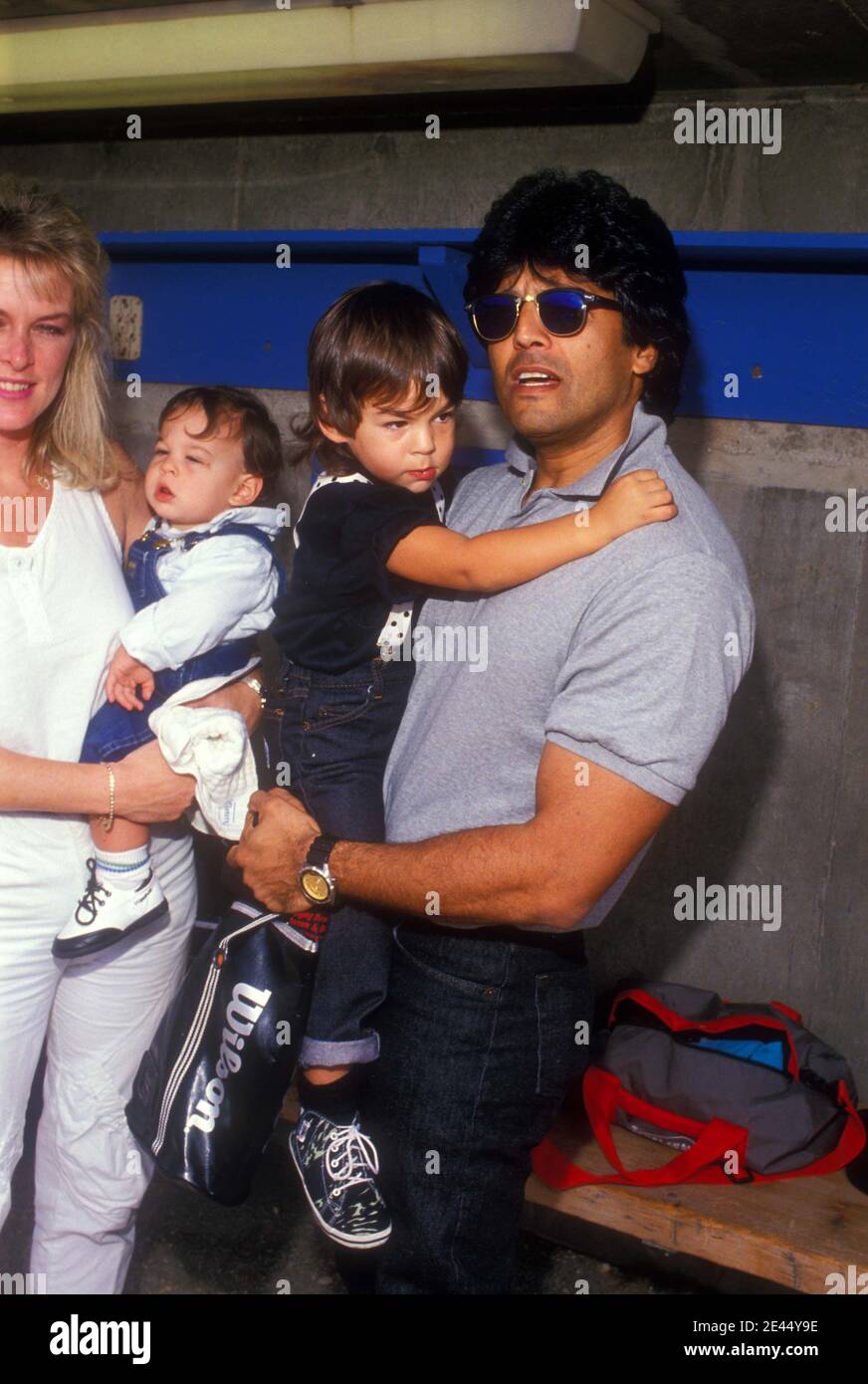 Erik Estrada mit Ehefrau Peggy Rowe , Söhne Anthony Eric Estrada und ...
