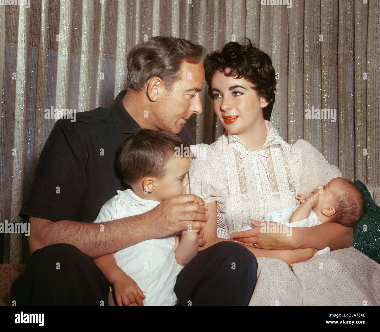 Elizabeth Taylor, mit Ehemann Michael Wilding, der ihre Söhne ...