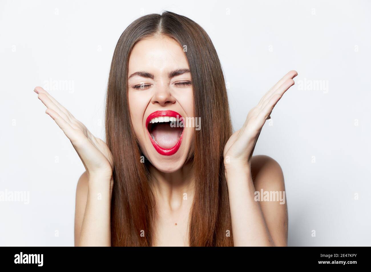 Schöne frau mund weit offen zunge -Fotos und -Bildmaterial in hoher ...