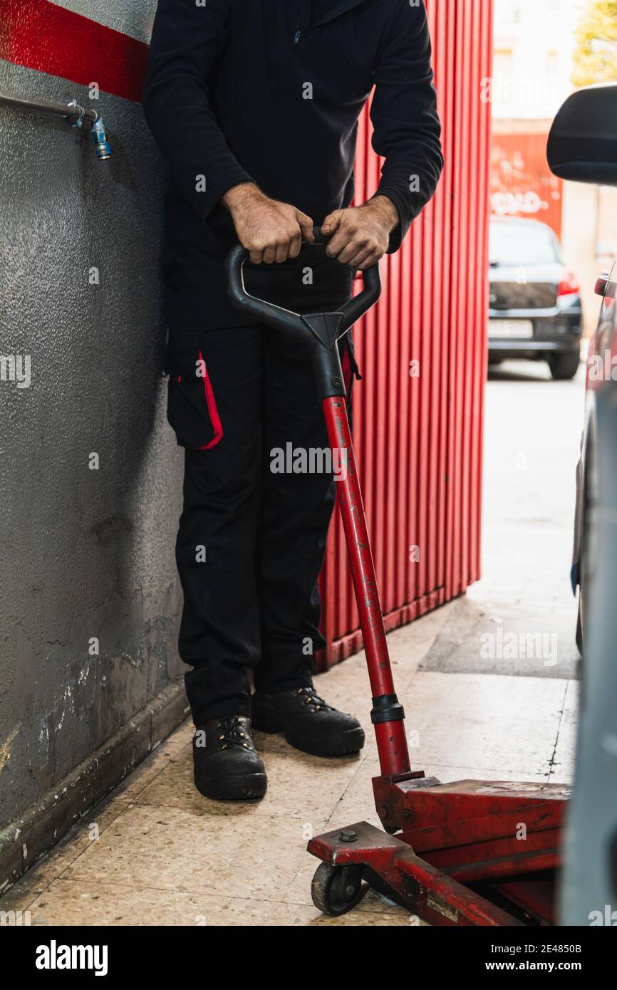 Car lift jack -Fotos und -Bildmaterial in hoher Auflösung – Alamy