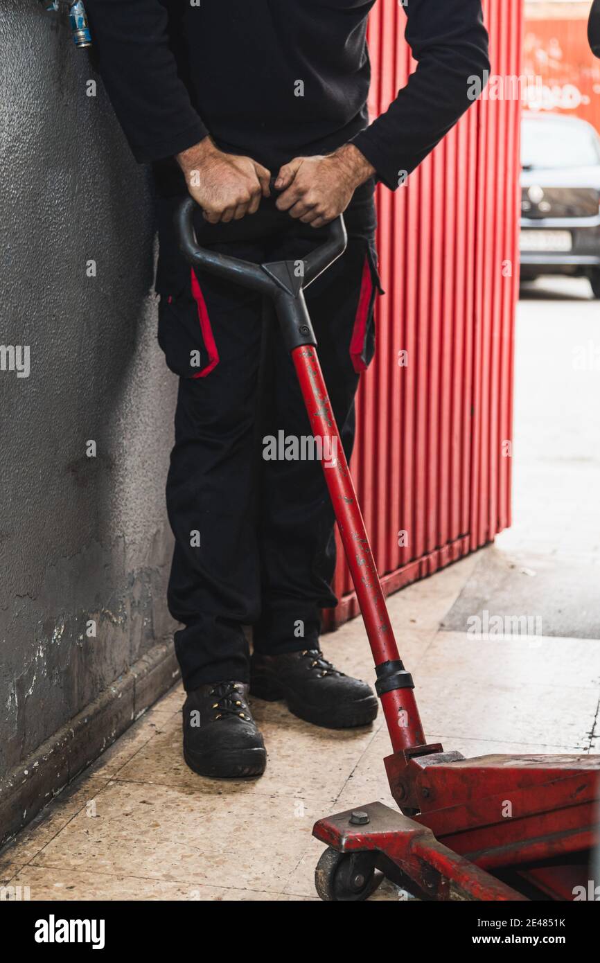 Car lift jack -Fotos und -Bildmaterial in hoher Auflösung – Alamy