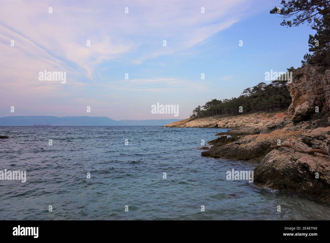 Kroatische Küste mit Felsen. Am Strand in Istrien in Kroatien ...