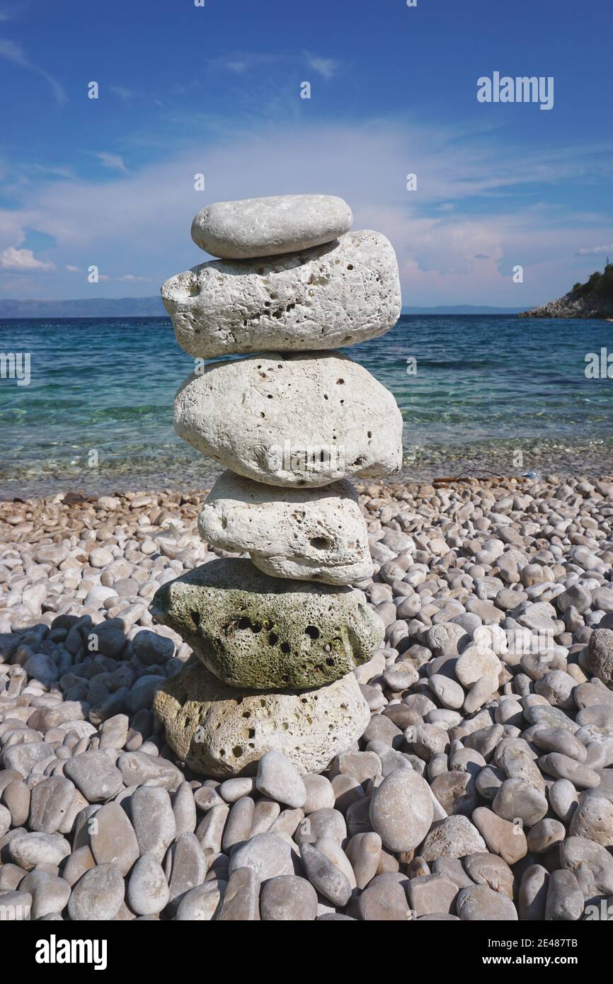 Steinhaufen am strand -Fotos und -Bildmaterial in hoher Auflösung – Alamy