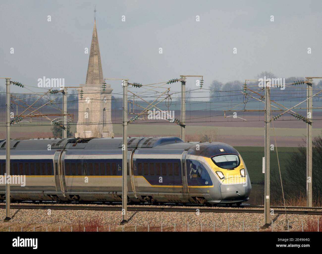 Ein Eurostar-Hochgeschwindigkeitszug fährt auf der LGV-Nord-Bahnstrecke ...
