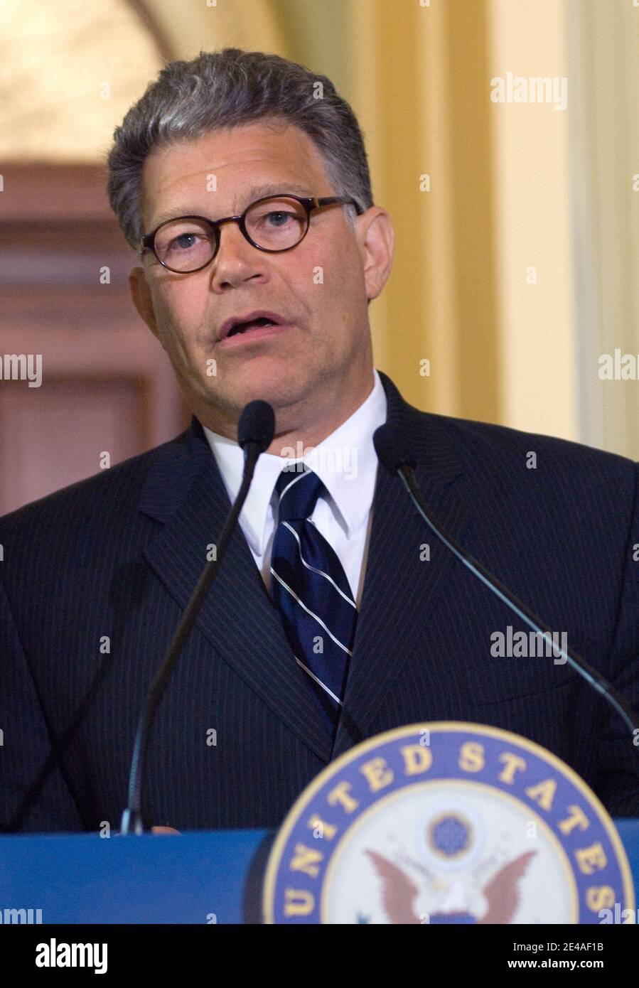 Sen-elect Al Franken (D-MN) spricht zu Beginn einer Pressekonferenz ...