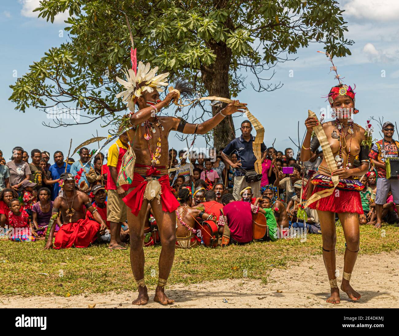 Danza tradicional de papua -Fotos und -Bildmaterial in hoher Auflösung ...
